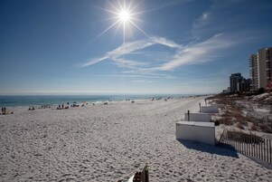 Na praia, praia de areia branca 