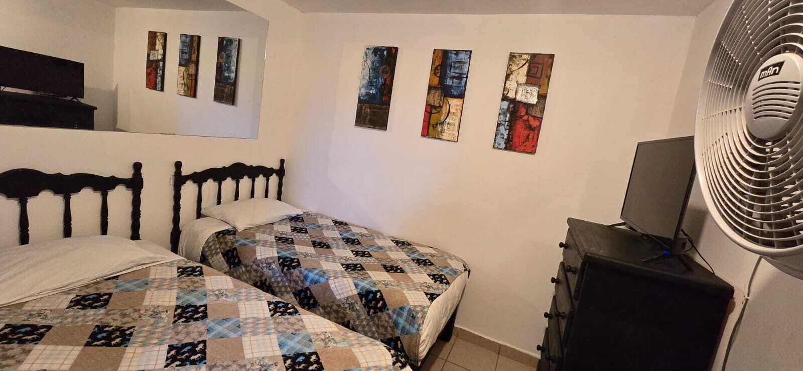 Twin Room | Minibar, cortinas/cortinados opacos, ferro/tábua de engomar 