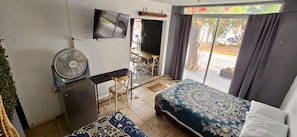 Quarto Deluxe, várias camas | Minibar, cortinas/cortinados opacos, ferro/tábua de engomar