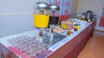 Pequeno-almoço continental diário (7 USD por pessoa)