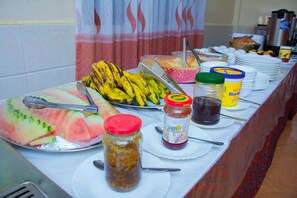 Pequenos-almoços servidos, cozinha local e internacional