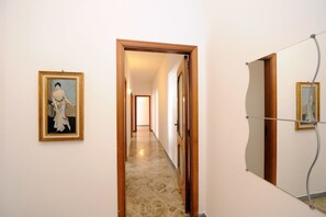 Escrivaninha, espaço de trabalho para notebook