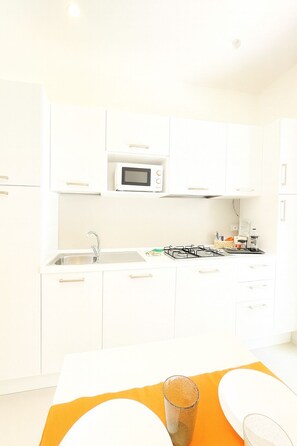 Geladeira, cooktop, cafeteira/chaleira