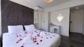 Quarto Duplo Deluxe | Roupa de alta qualidade, minibar, secretária