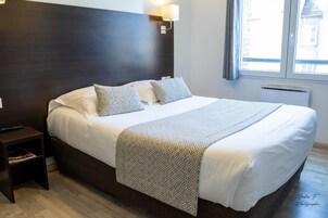 Quarto Comfort, 1 cama de casal | Roupa de alta qualidade, cofre no quarto, secretária 