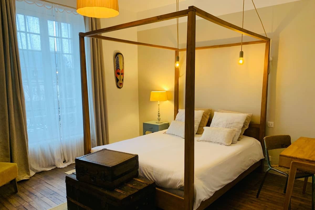 Quarto Duplo, casa de banho anexa, Vista para a cidade (Lit a Baldaquin)