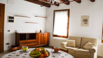 Apartamento, 2 quartos | Sala de estar