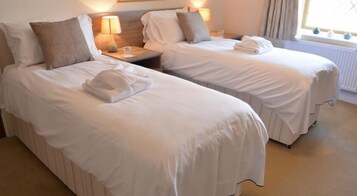 Quarto casal ou duplo luxo, 1 quarto | Berços grátis, camas extras/dobráveis (sobretaxa), Wi-Fi de cortesia