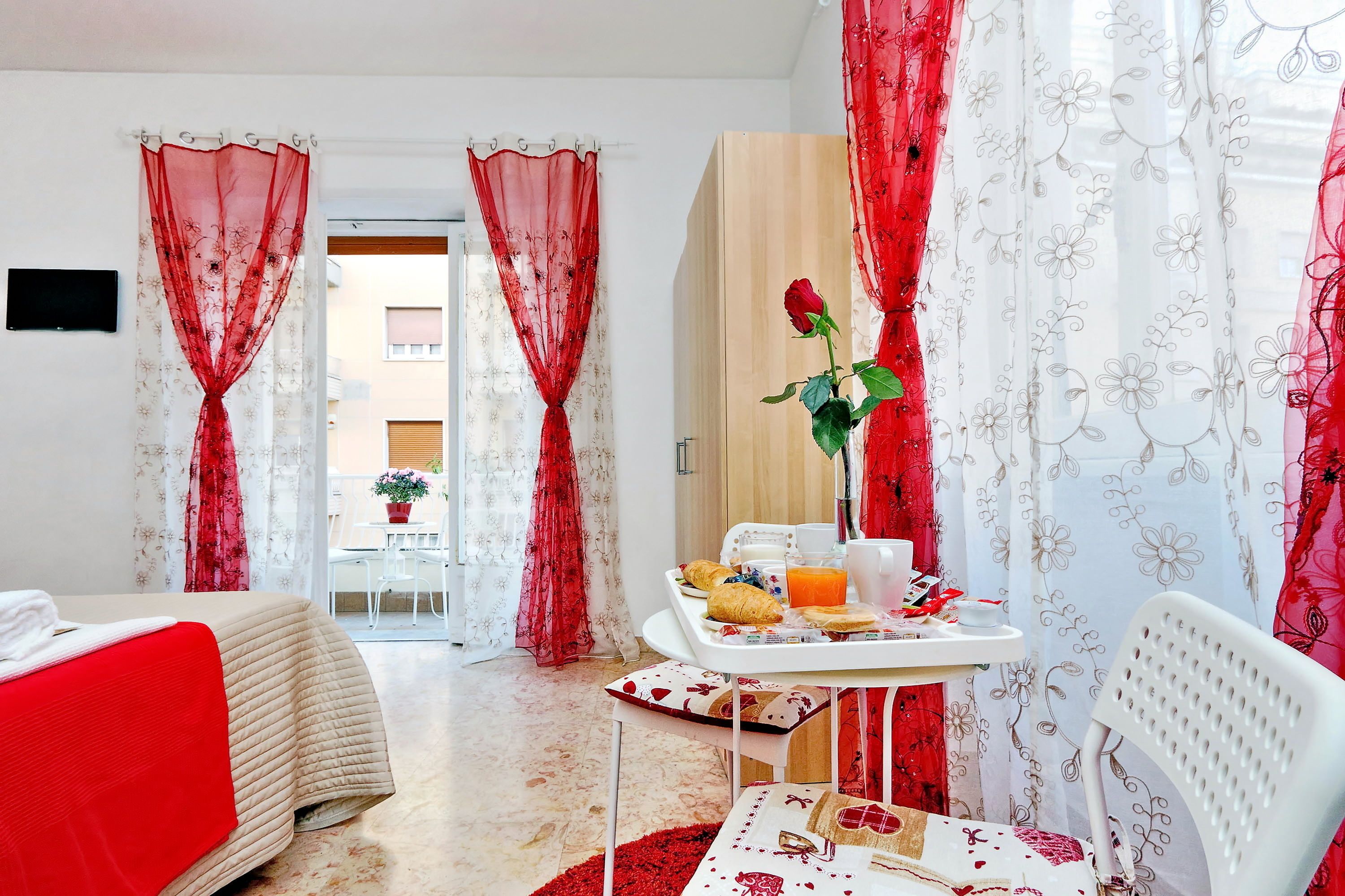 Quarto casal luxo, sacada | Roupas de cama premium, individualmente mobiliados, escrivaninha