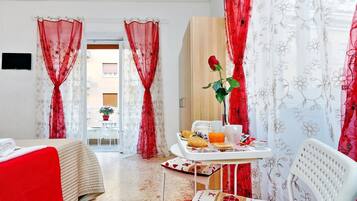 Quarto casal luxo, sacada | Roupas de cama premium, individualmente mobiliados, escrivaninha