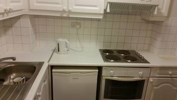 Apartamento, 2 quartos | Cozinha privada | Um frigorífico/congelador grande, um micro-ondas, um forno