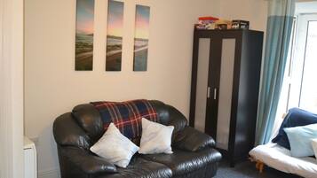 Apartamento, 2 quartos | Sala de estar | Televisor de 42 polegadas com canais por cabo, leitor de DVD