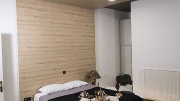 Suite-Estúdio Deluxe, banheira de hidromassagem grande | Cofre no quarto, quartos insonorizados, ferro/tábua de engomar, Wi-fi