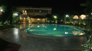 Piscina exterior sazonal, da(s) 10:00 à(s) 20:00, espreguiçadeiras