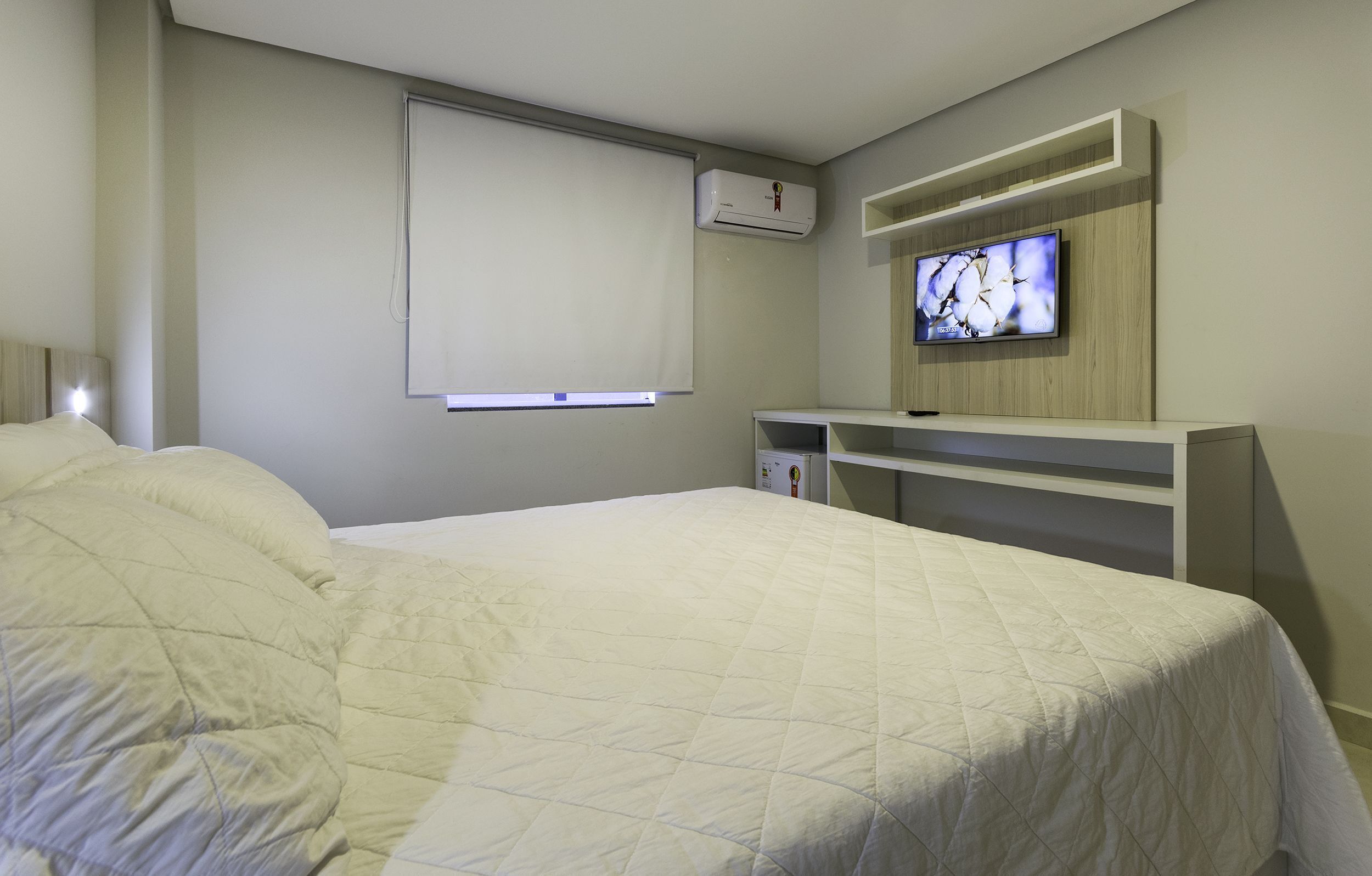 1 quarto, roupas de cama premium, frigobar, cortinas blackout