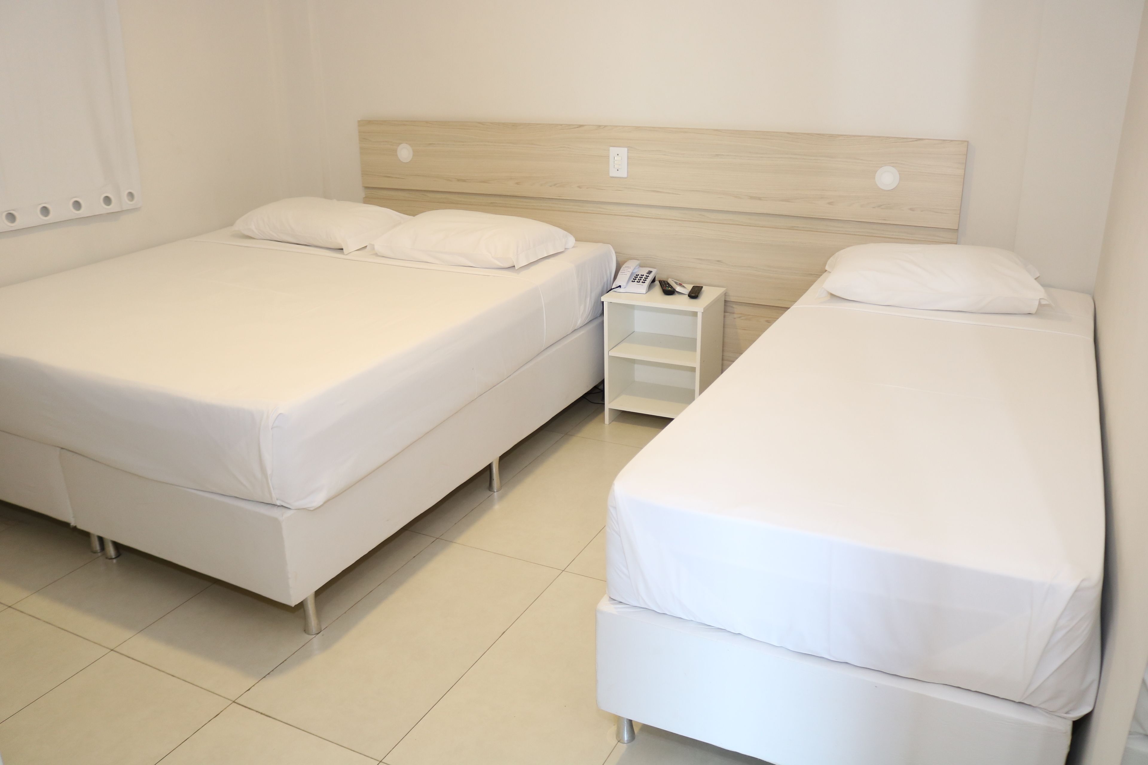1 quarto, roupas de cama premium, frigobar, cortinas blackout