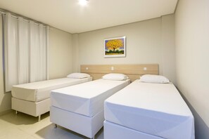 Quarto triplo executivo (Cama de Solteiro) | 1 quarto, roupas de cama premium, frigobar, cortinas blackout