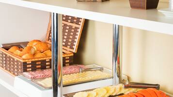 Uma mesa de buffet com diversos alimentos e elementos decorativos.