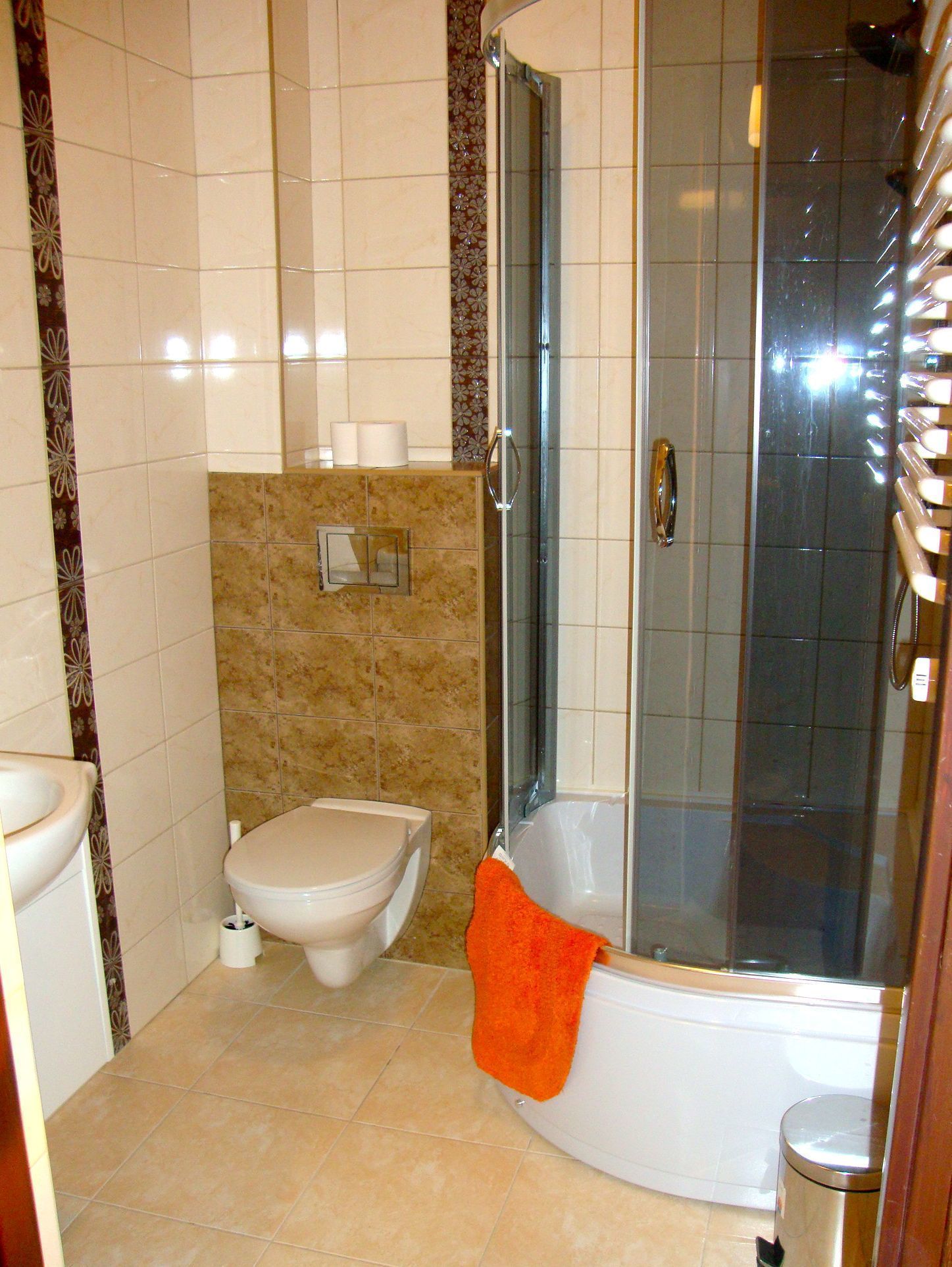 Casa de banho com sanita, bidé e cabine de duche.