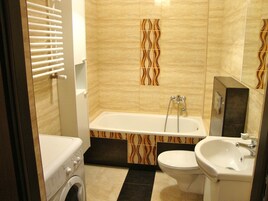 Cobertura superior, 3 quartos, cozinha americana | Banheiro | Produtos de toalete grátis, secador de cabelo, toalhas de banho 
