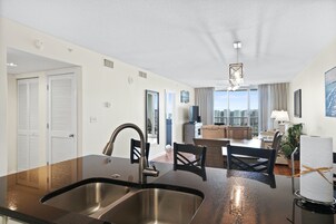 Apartamento em Condomínio Fechado, 2 quartos, vista para o oceano (1002) | Cozinha privada | Um frigorífico, um micro-ondas, um forno, uma placa de cozinha 