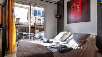 Quarto Cidade, 1 quarto, não fumadores, terraço | 1 quarto, com decoração personalizada, com mobília individualizada