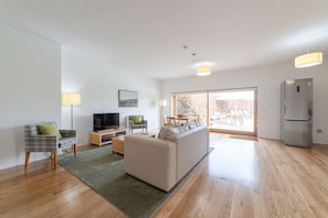 Villa, 2 quartos, piscina privativa (São Miguel) | Sala de estar | TV de ecrã plano, lareira, leitor de DVD, ténis de mesa 