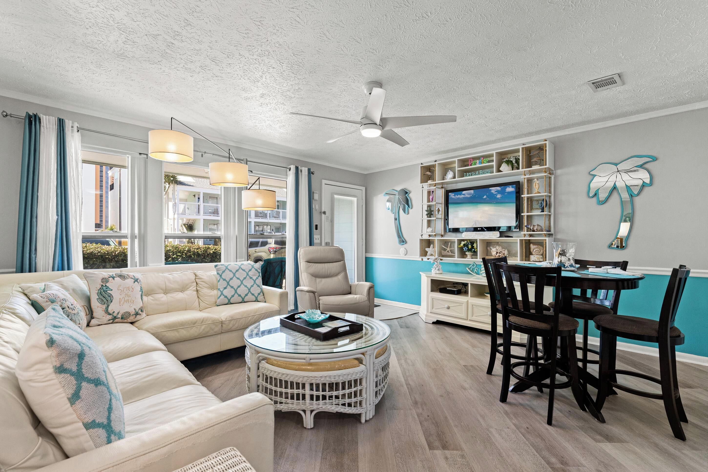 Apartamento em Condomínio Fechado, 1 quarto, vista parcial para o mar | Sala de estar | Televisor 