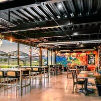 Serviço de almoço e jantar, vistas para o jardim 