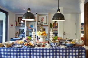 Pequeno-almoço tipo buffet diário (20 USD por pessoa) 