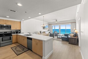 Apartamento em Condomínio Fechado, 3 quartos, vista para o oceano | Cozinha privada | Um frigorífico, um micro-ondas, um forno, uma placa de cozinha 