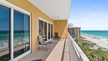 Apartamento em Condomínio Fechado, 3 quartos, vista para o oceano | Varanda