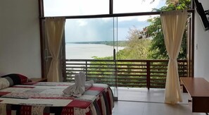 Quarto casal, vista para o rio | Frigobar, escrivaninha, Wi-Fi de cortesia, roupa de cama