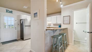 Um frigorífico, um micro-ondas, um forno, uma placa de cozinha