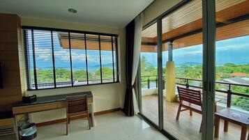 Deluxe Sea View | Roupa de alta qualidade, cofre no quarto, secretária