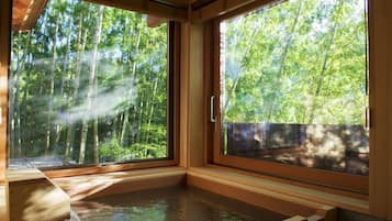 Um polibã e uma banheira separados, banheira de água mineral