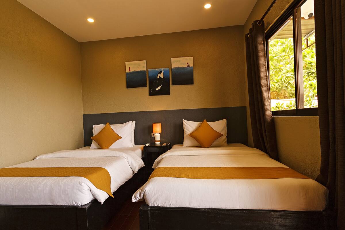 Quarto Duplo Deluxe, junto à piscina | Secretária, cortinas/cortinados opacos, ferro/tábua de engomar