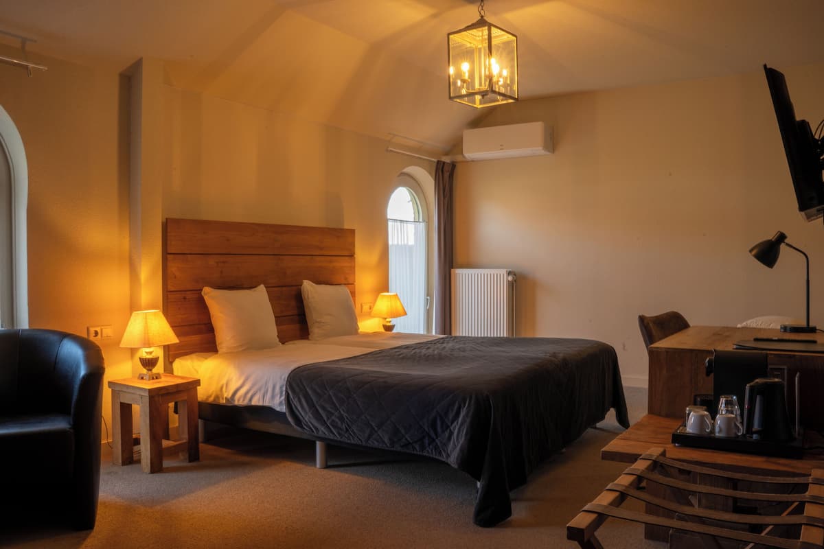 Quarto conforto | Escrivaninha, berços (sobretaxa), camas extras/dobráveis (sobretaxa)