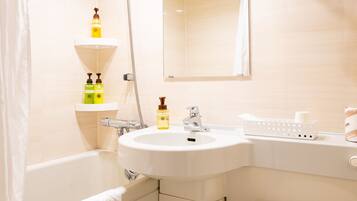 Artigos de higiene pessoal grátis, um secador de cabelo, chinelos