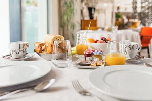 Pequeno-almoço continental diário mediante uma taxa 