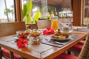 Almoços e jantares servidos, incluindo cozinha brasileira 