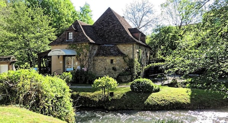 Fachada do alojamento. Hôtel Le Moulin de la Beune