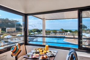 Pequeno-almoço tipo buffet diário (12.5 EUR por pessoa) 