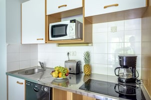 Um frigorífico, um micro-ondas, uma placa de cozinha