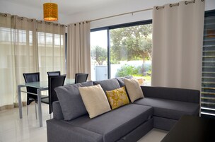 Vila família, 2 quartos | Sala de estar | TV de tela plana