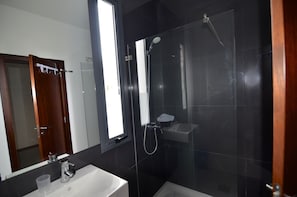 Villa Familiar, 2 quartos | Casa de banho | Um polibã, um secador de cabelo, toalhas fornecidas