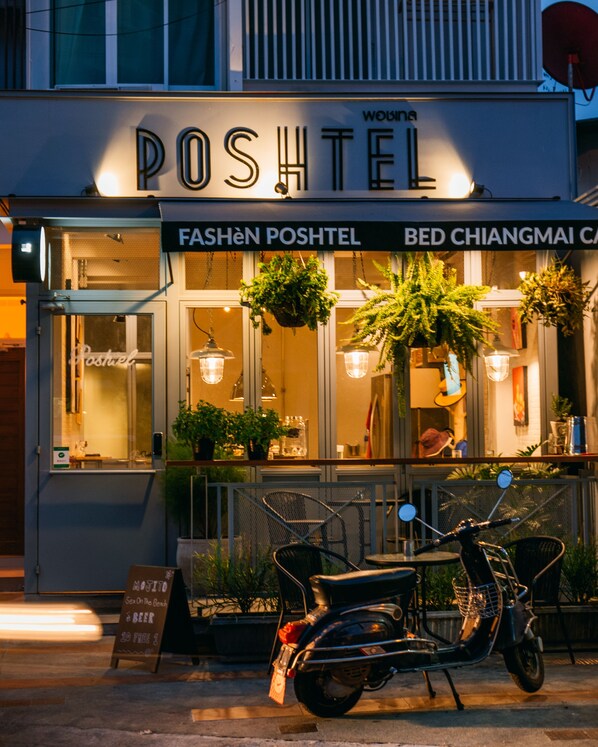 Fachada do alojamento (tarde/noite)