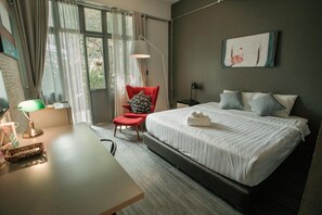 Quarto Deluxe, vista para o jardim | Secretária, cortinas/cortinados opacos, quartos insonorizados