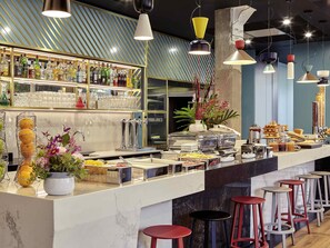 Pequeno-almoço tipo buffet diário mediante uma taxa 