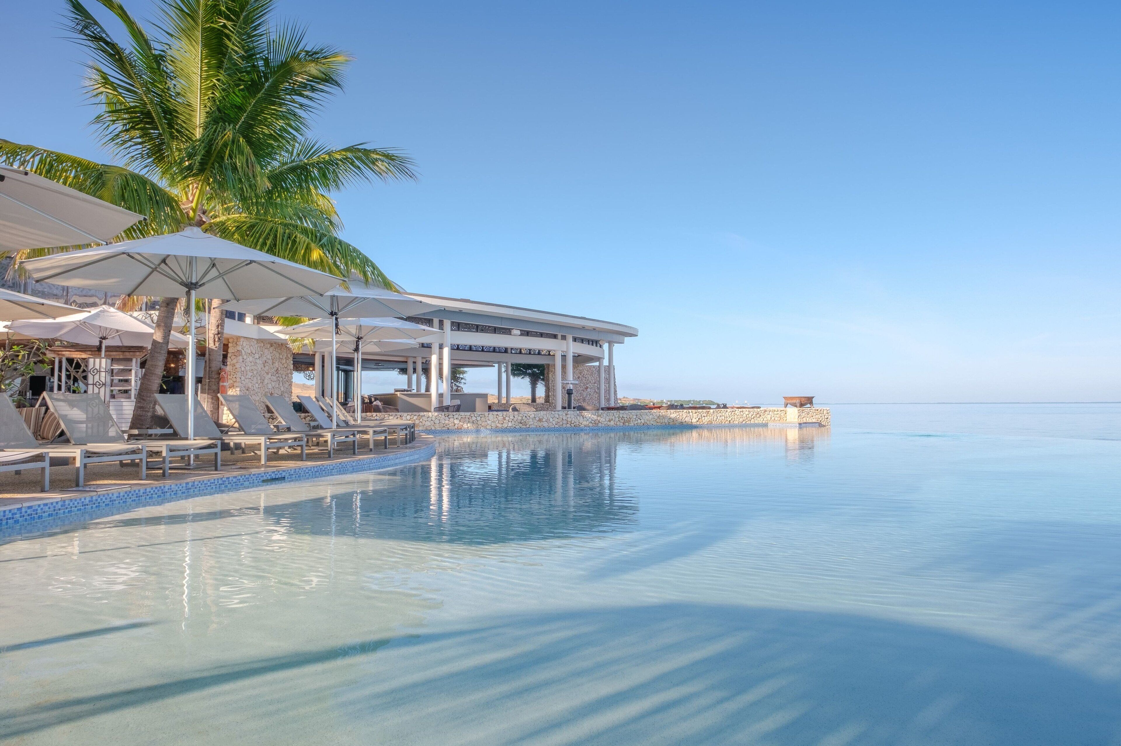 3 piscinas externas, funciona das 7h às 19h, barracas de cortesia